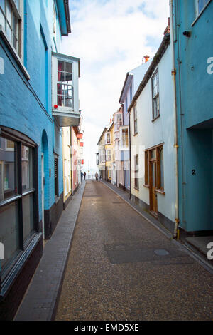 Narrow streets in the sea side fishing village of Robin Hoods Bay ...