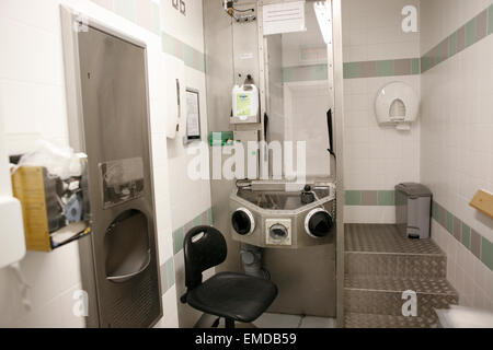 Custody Cells. HM UK Border Agency, Manchester Airport Stock Photo - Alamy
