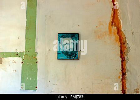 Portrait of Fidel Castro, in a decaying Colonial era building, Old Town ...