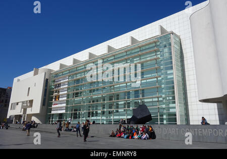 People in the sunshine outside the MACBA, Barcelona contemporary art ...
