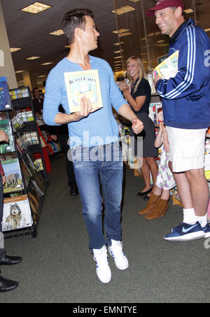 Josh Duhamel reads and signs the children's book 'Bunny Cakes' at ...