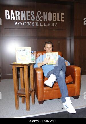 Josh Duhamel reads and signs the children's book 'Bunny Cakes' at ...