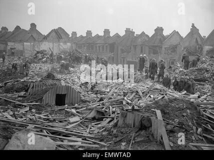WW2 Air Raid Damage Bomb damage at Southampton Firefighters put out ...