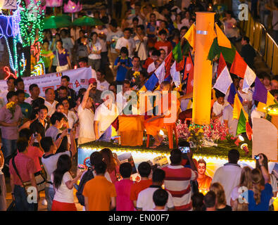 Priest sprinkling holy water on attendees in a Hindu ceremony - Bali ...