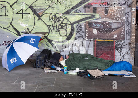 homeless man sleeping under a bridge Stock Photo: 136270161 - Alamy