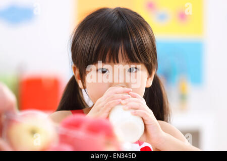 Kindergarten children eat Stock Photo - Alamy
