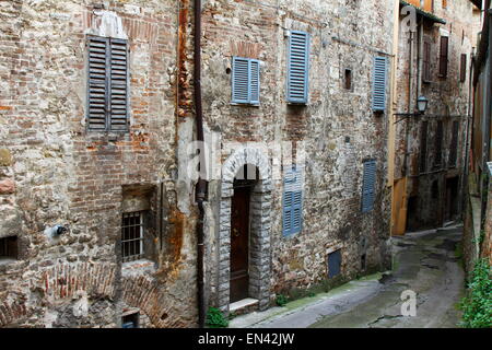 Medieval streets in Perugia's historic town centre Stock Photo - Alamy
