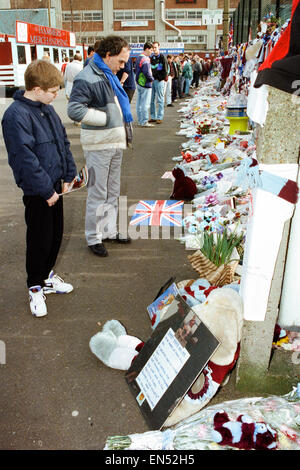 Tributes to Bobby Moore at Upton Park. 6th March 1993 Stock Photo - Alamy