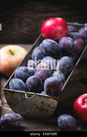 Bowl of fresh organic juicy apples Stock Photo - Alamy
