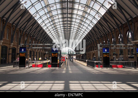 Northern Line Platform - Kings Cross Station - London Stock Photo - Alamy