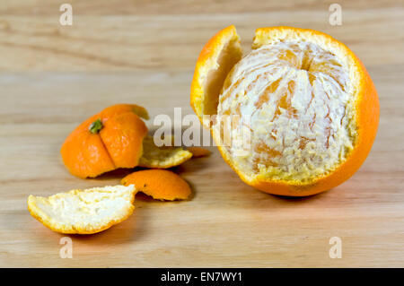 Peel the peeled orange on the board , the garbage left after peeling a ...