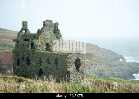 Dunskey Castle ruin on the edge of the west coast of Scotland Stock ...