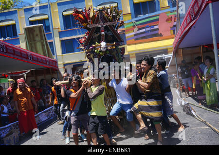 Manado, Indonesia. 01st May, 2015. A number of community residents ...