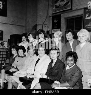 Leeds United wives and girlfriends. l-r Mrs Elsie Revie, Mrs Norma ...