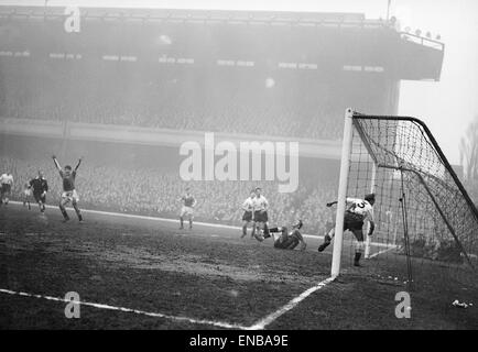 1958 FA Cup Final Manchester United v Bolton Wanderers Nat Lofthouse ...