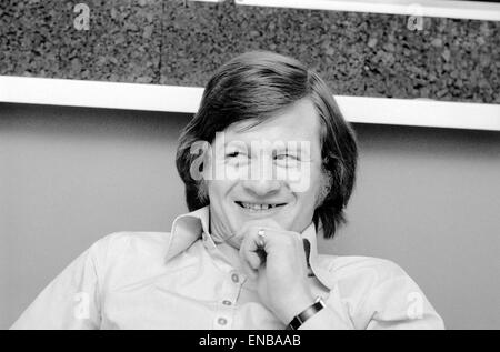 World snooker champion Alex "Hurricane" Higgins pictured lchecking the ...