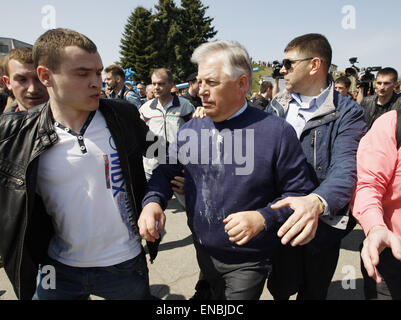 Kiev, Ukraine. 1st May, 2015. Petro Symonenko (C), the leader of the ...