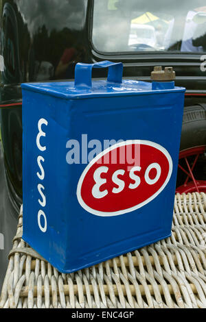 Vintage Esso fuel can Stock Photo - Alamy