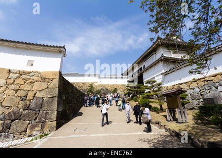 The hishinomon, AKA Hishi gate, the main yaguramon gate into Himeji ...