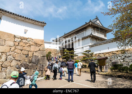 The hishinomon, AKA Hishi gate, the main yaguramon gate into Himeji ...