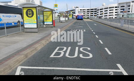 A Bus Eireann bus stop sign (and logo) in Cahir, Ireland (Eire Stock ...