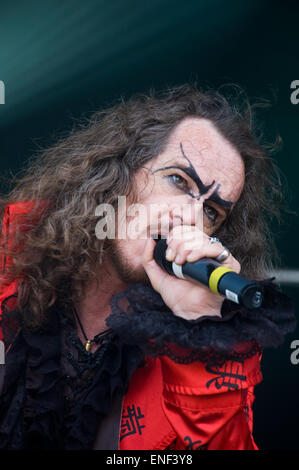 Clive Jackson of Dr and the Medics performing at Wychwood Festival ...