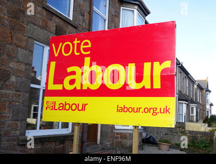 A Vote Labour poster in a front garden Stock Photo - Alamy