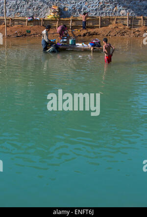 People Wasing Clothes, Inle Lake, Myanmar Stock Photo - Alamy