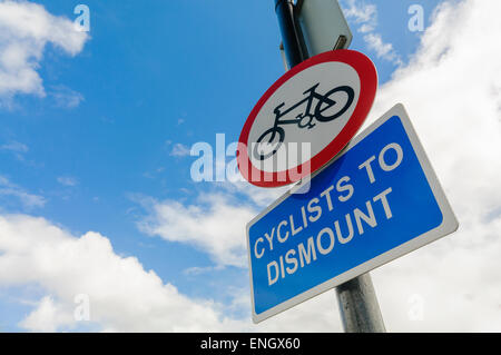 Cyclists dismount road sign Stock Photo: 15988423 - Alamy