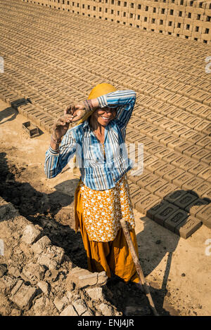 Female Indian manual labour workers carrying heavy loads on their heads ...