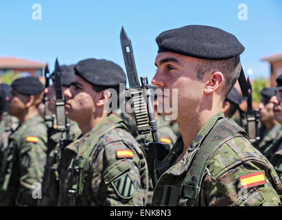 Spanish paratroopers from the Spanish Armed Forces Airborne Brigade ...