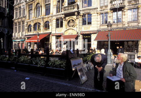 Belgium - Brussels (Brussels), Grand Place. The painter Luc Putman ...