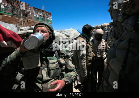 Shingal, Iraq. 7th May, 2015. Peshmerga soldiers heavily entrenched on ...