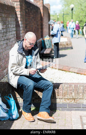 man sat on bench reading Stock Photo - Alamy