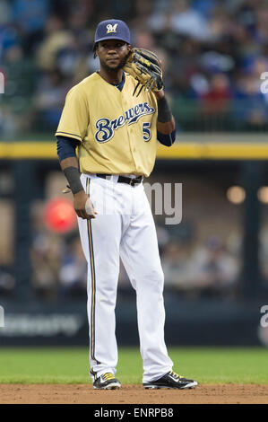 May 5, 2015: Milwaukee Brewers second baseman Scooter Gennett #2 up to ...
