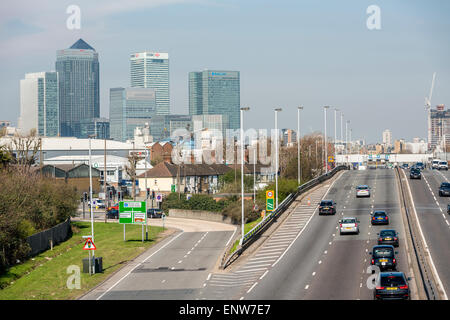 Traffic on A102 Blackwall Tunnel Southern Approach with Canary Wharf ...