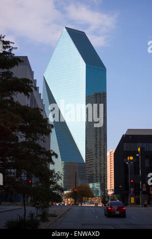 USA, Texas, Dallas, Fountain Place building at night Stock Photo - Alamy