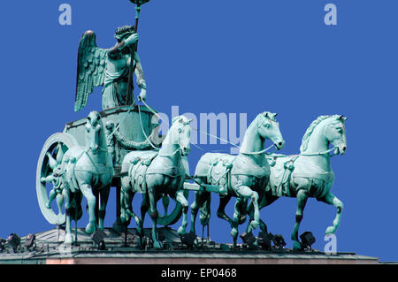 Die Quadriga auf dem Brandenburger Tor nach einem Schneefall in Berlin ...