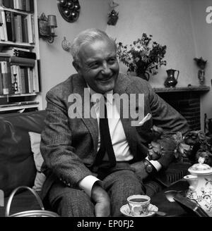 Deutscher Schauspieler und Regisseur Hans Lietzau als Hörspielsprecher ...