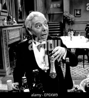 Freddie Frinton als Butler James und May Warden als Miss Sophie in dem ...