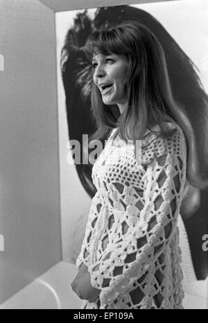 Deutsche Schlagersängerin Manuela in einer Fernsehshow, Hamburg 1960er ...