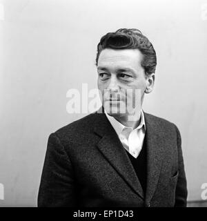 Der irische Sänger Johnny Dane an seinem Mercedes Benz 190 SL Cabrio in ...