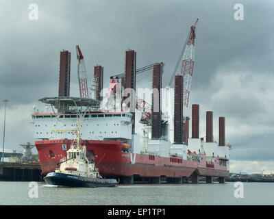 MPI Resolution jack up vessel for wind turbine installation, River Tees ...