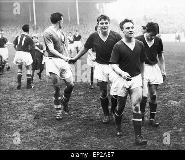 Manchester United team group (l-r): Duncan Edwards, Eddie Colman, Mark ...