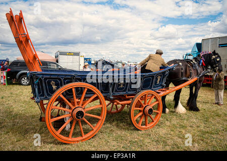 English Farm Cart, horse drawn waggon in the snow in Oxfordshire ...