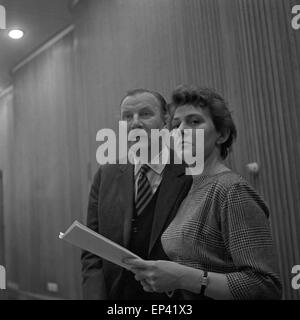 Deutscher Schauspieler Martin Held in einer Hörspielproduktion des NDR ...