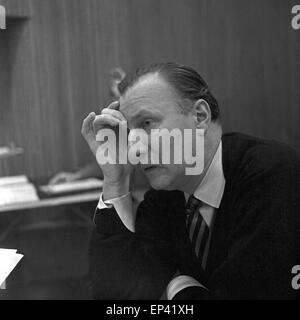 Deutscher Schauspieler Martin Held in einer Hörspielproduktion des NDR ...