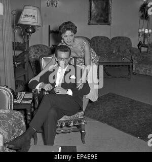 Schauspielerin und Tänzerin Maria Litto und Heinz Schmiedel küssen sich ...