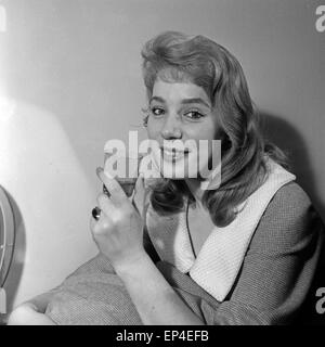 Ingrid Sommer in ihrem Wohnzimmer, Deutschland 1950er Jahre. Ingrid ...