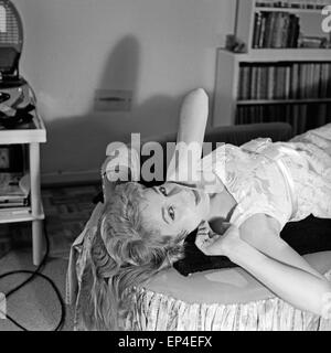 Ingrid Sommer in ihrem Wohnzimmer, Deutschland 1950er Jahre. Ingrid ...